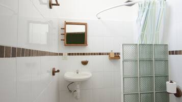 Quarto Superior, várias camas, kitchenette | Casa de banho | Um polibã, um chuveiro fixo, um secador de cabelo, toalhas fornecidas