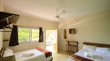 Quarto Clássico, 2 camas de casal, casa de banho privativa | 1 quarto, roupa de alta qualidade, secretária