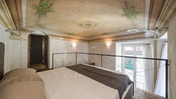 Suite-Estúdio de Luxo, 1 cama king-size e sofá-cama, não fumadores | Lençóis de algodão egípcio, roupa de alta qualidade, edredões de penas