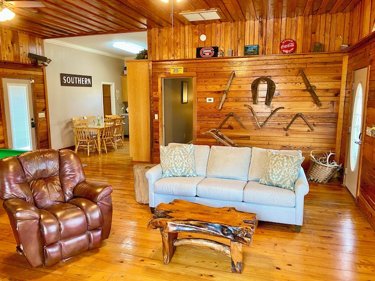 Southern Backroad Retreats (The Pool House) - Alabama