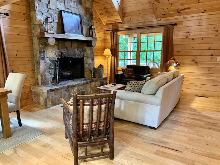 Beautiful & Peaceful Log Cabin Fireplace, Fire-pit & Hot Tub - Hendersonville, NC