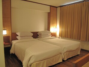 Quarto Twin Deluxe | Minibar, cortinas/cortinados opacos, camas desdobráveis, Wi-fi grátis 