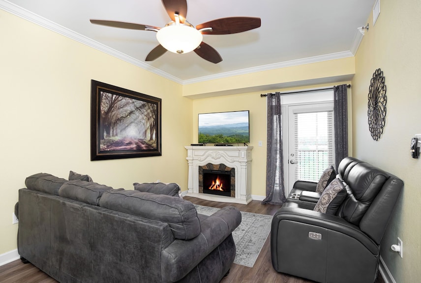 Luxury Riverfront Spacious Condo In Perfect Location Near Tanger Outlets - Sevierville, TN