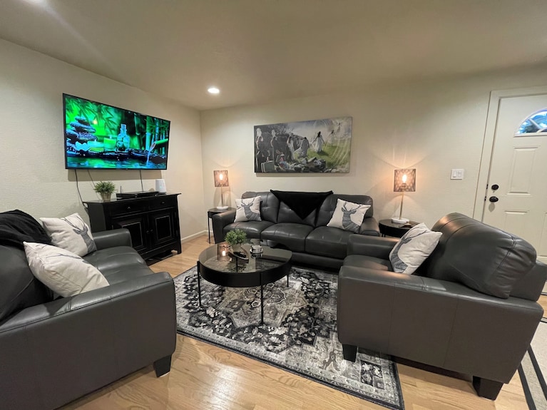 Fantastic Denver Location! 5 Mins From Every Major Highway! Mountain & Lake View - Thornton, CO