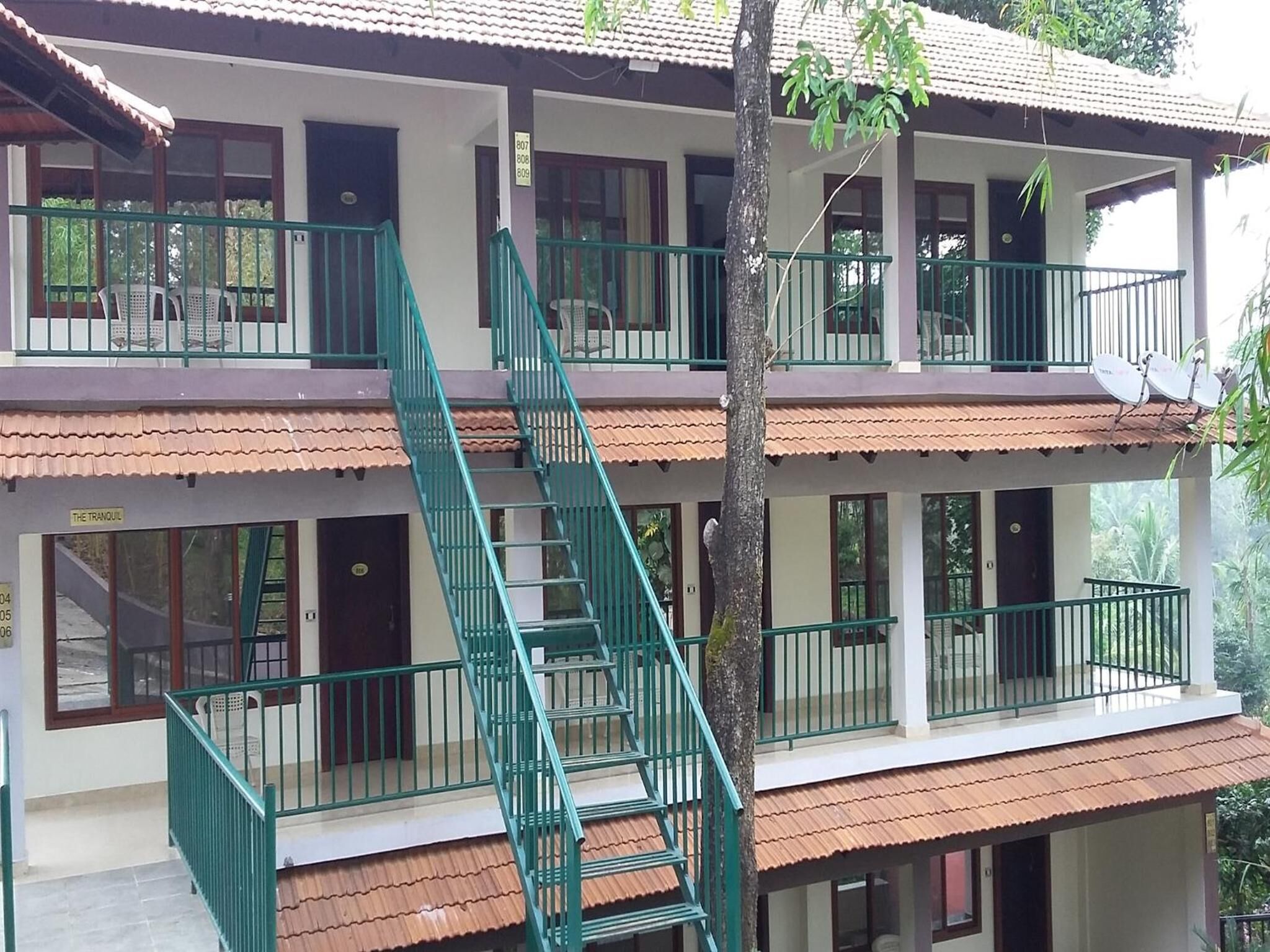 Um edifício de dois andares com escada que leva ao andar superior.