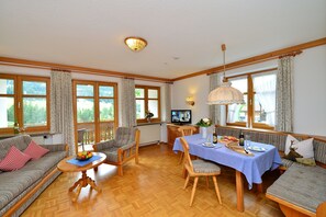 Apartamento Comfort em Condomínio Fechado, 2 quartos | Sala de estar | TV de ecrã plano 