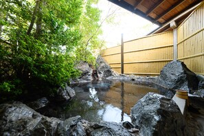 Quarto Tradicional, não fumadores (JapaneseStyle,with Bath Made of Rocks) | Casa de banho | Um polibã e uma banheira separados, banheira de água mineral 