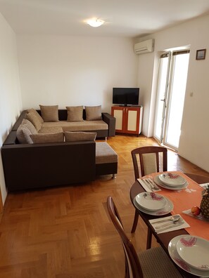 Apartamento Familiar, 2 quartos | Sala de estar | TV de ecrã plano 