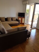 Apartamento Familiar, 2 quartos | Sala de estar | TV de ecrã plano 