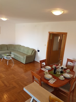 Apartamento | Sala de estar | TV de ecrã plano 