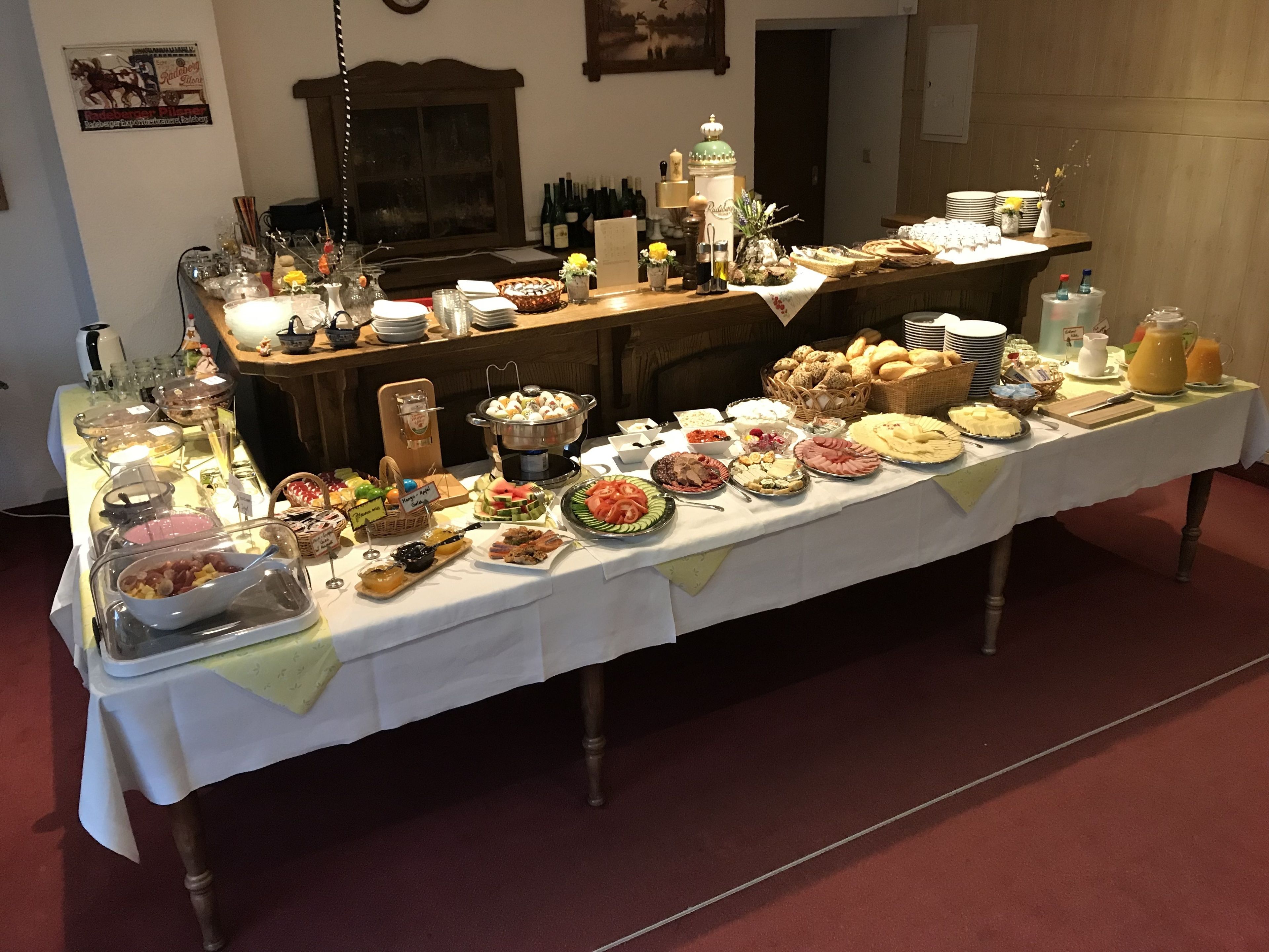 Mesa de buffet com diversos alimentos e bebidas.