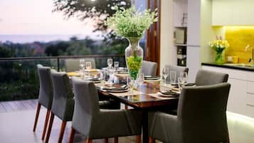 Vila superluxo, 4 quartos, vista para o oceano, de frente para o mar | Opções para refeição no quarto