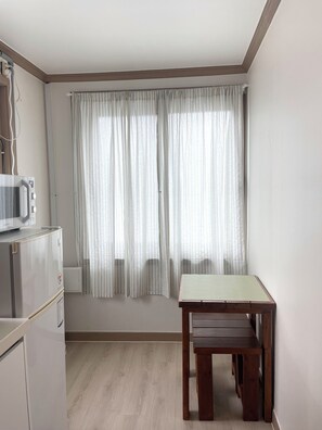 Refrigerador em uma área comum, micro-ondas em uma área comum