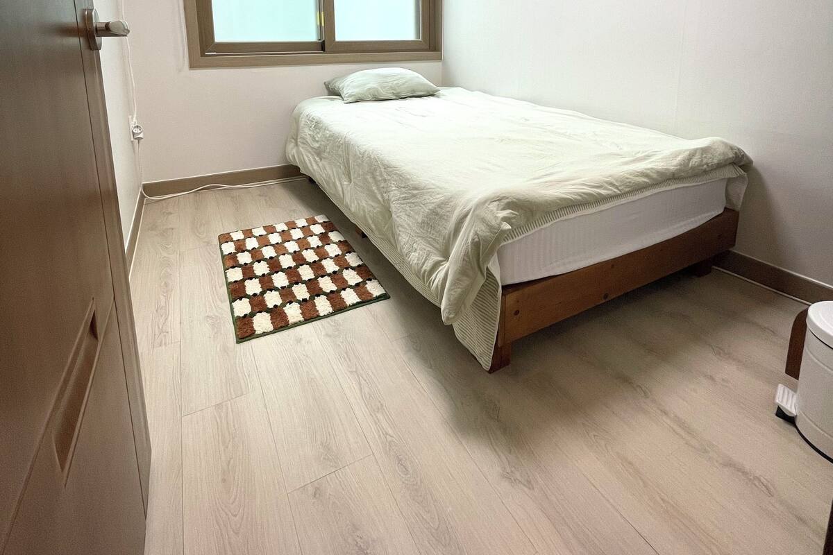 Quarto Individual | Cortinas/cortinados opacos, Wi-fi grátis, roupa de cama fornecida