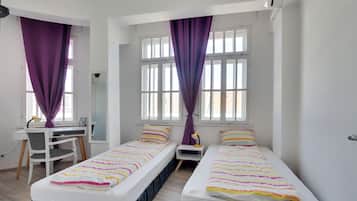Quarto Duplo ou Twin Comfort, 2 camas individuais, Vista para a cidade | Com decoração personalizada, com mobília individualizada, secretária