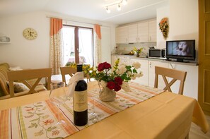 Apartamento, 2 quartos, varanda | Refeições no quarto