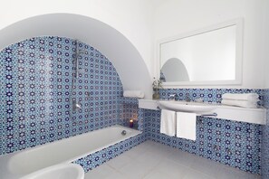 Villa, 4 quartos, vista para o mar | Casa de banho | Uma combinação polibã/banheira, um chuveiro fixo, um secador de cabelo 