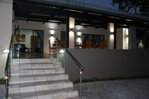 Fachada do alojamento (tarde/noite)