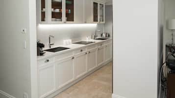 Suite Presidencial | Cozinha privada | Um frigorífico/congelador grande, um micro-ondas, um forno