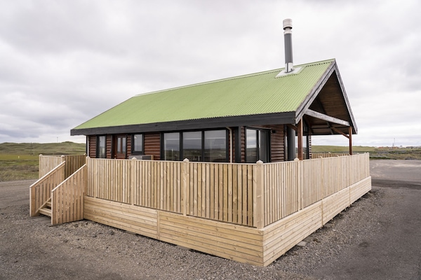 Black Beach Cottage - Iceland