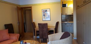 Apartamento, 1 quarto (Nr. 14) | Kitchenette privada | Um frigorífico, uma placa de cozinha, uma cafeteira/bule