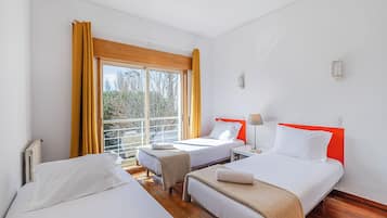 Quarto Triplo Básico, 3 camas individuais, não fumadores, casa de banho privativa | Ferro/tábua de engomar, Wi-fi grátis, roupa de cama fornecida