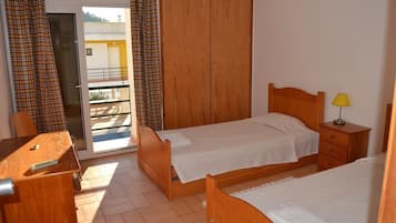 Quarto Twin Básico, 2 camas individuais, casa de banho partilhada | 20 quartos, quartos insonorizados, ferro/tábua de engomar, Wi-fi grátis