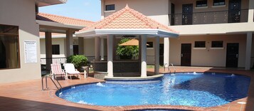 2 piscinas externas, funciona das 7h às 17h, guarda-sóis