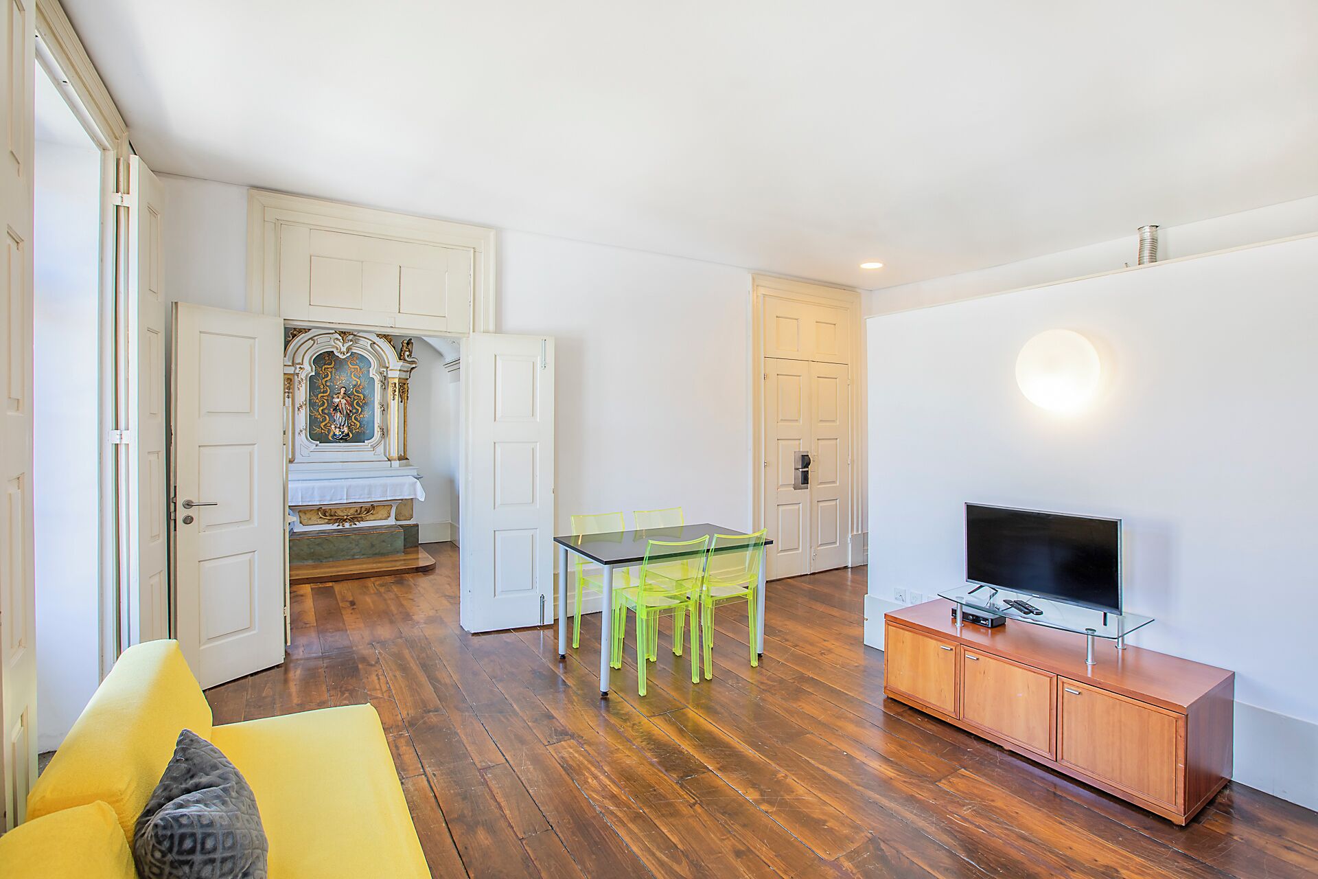 Apartamento, 1 quarto | Sala de estar | Livros 
