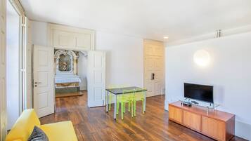 Apartamento, 1 quarto | Sala de estar | Livros