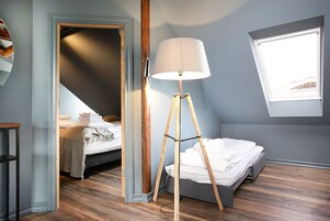 Apartamento urbano, várias camas, sacada, vista para a cidade (402) | Individualmente decorados, individualmente mobiliados, cortinas blackout