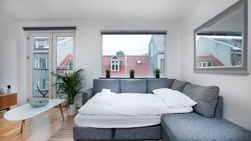 Apartamento urbano, 1 cama Queen e sofá-cama, banheira de imersão (301) | Individualmente decorados, individualmente mobiliados, cortinas blackout