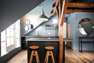 Apartamento urbano, várias camas, sacada, vista para a cidade (402) | Cozinha privada | Geladeira, fogão, cooktop, lava-louças