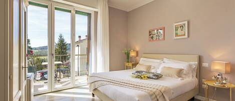 Quarto casal standard, sacada | 1 quarto, roupas de cama premium, edredons de pluma, frigobar