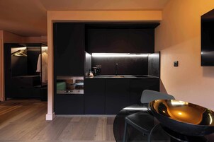 One Bedroom Open Plan Suite | Cozinha privada | Cafeteira/chaleira, geladeira, micro-ondas, cooktop