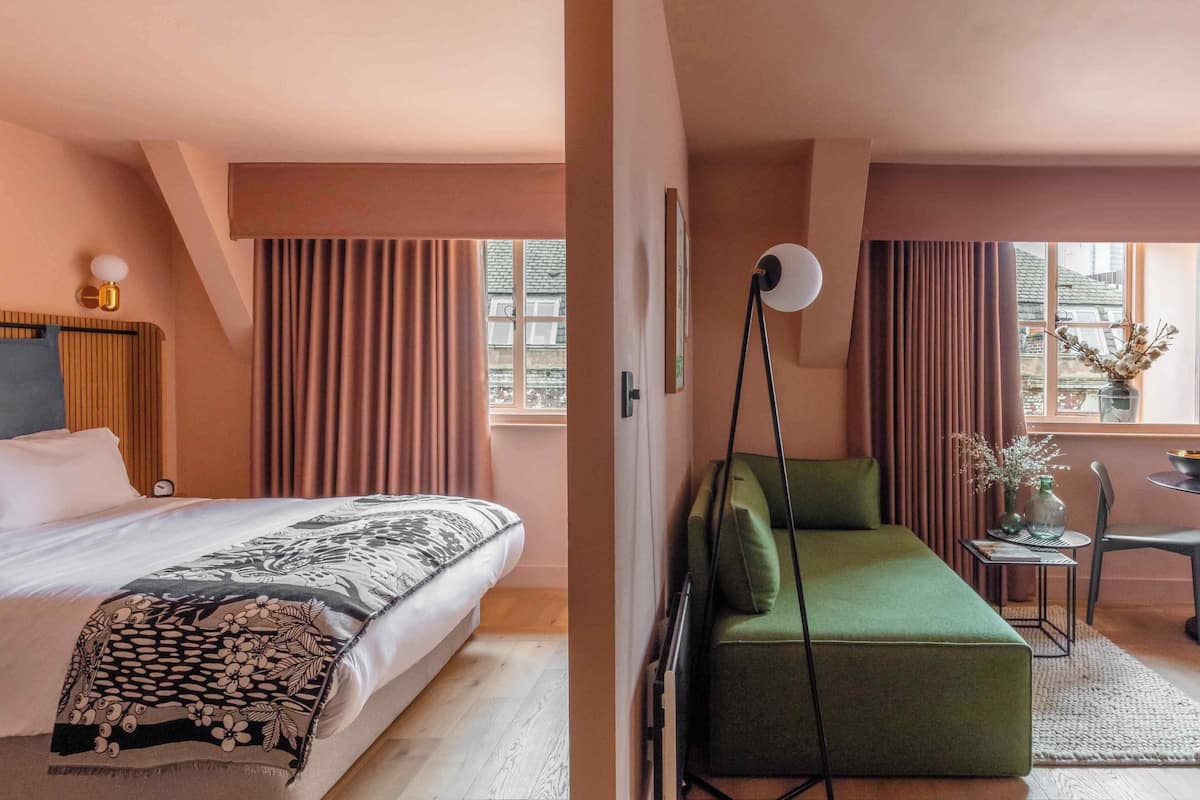 One Bedroom Open Plan Suite | Roupas de cama premium, cofres nos quartos, escrivaninha