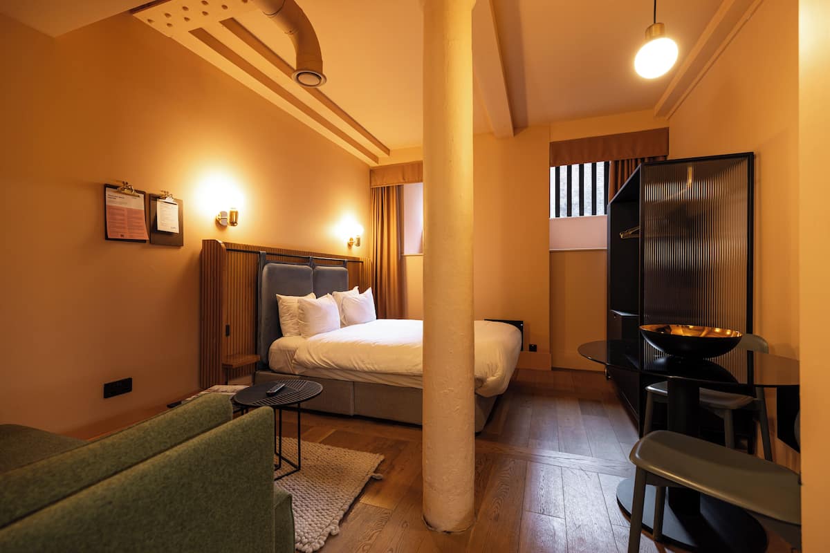 Underground Studio | Roupas de cama premium, cofres nos quartos, escrivaninha