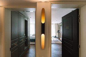 Quarto de hotel com cama, escrivaninha e banheiro.