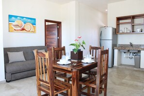 Quarto Júnior, 1 quarto | Sala de estar | Televisor de ecrã plano de 32 polegadas com canais por cabo 