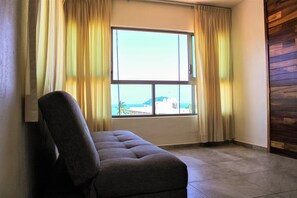 Quarto Presidencial, 2 quartos | Sala | Televisor de ecrã plano de 32 polegadas com canais por cabo 