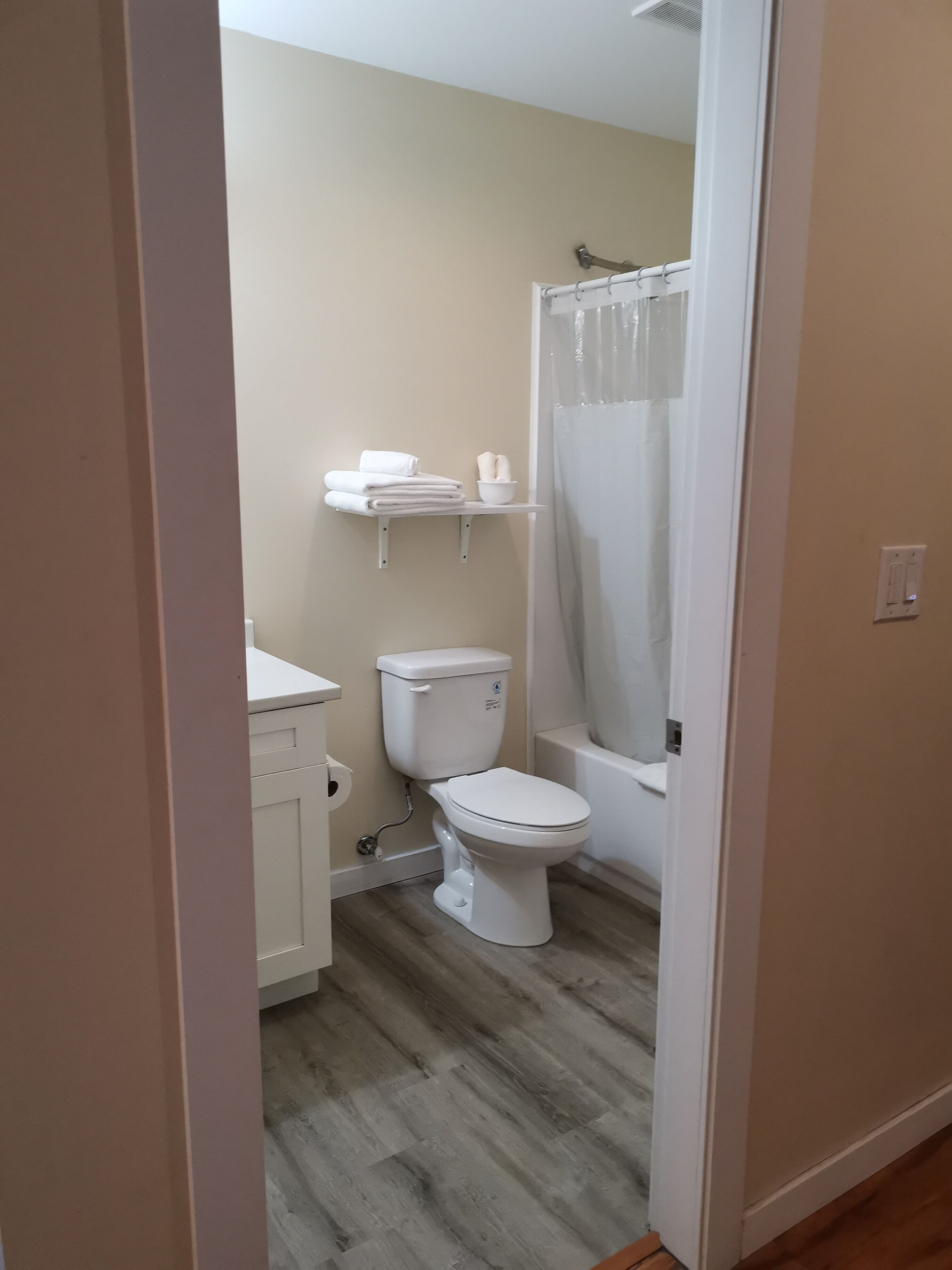Quarto Duplo Familiar, 2 camas queen-size, não fumadores | Casa de banho | Uma combinação polibã/banheira, toalhas fornecidas 