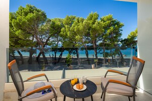 Double or Twin Room, Balcony,Sea View | Cofre no quarto, secretária