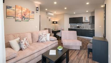 Apartamento, 2 quartos, vista para a montanha | Área de estar | TV de tela plana 33 polegadas com canais de TV premium, TV