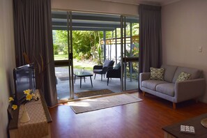 Casa família, 2 quartos | Área de estar | TV de tela plana, dock para iPod