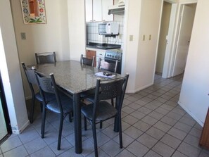 Apartamento família, várias camas, para não fumantes | Opções para refeição no quarto