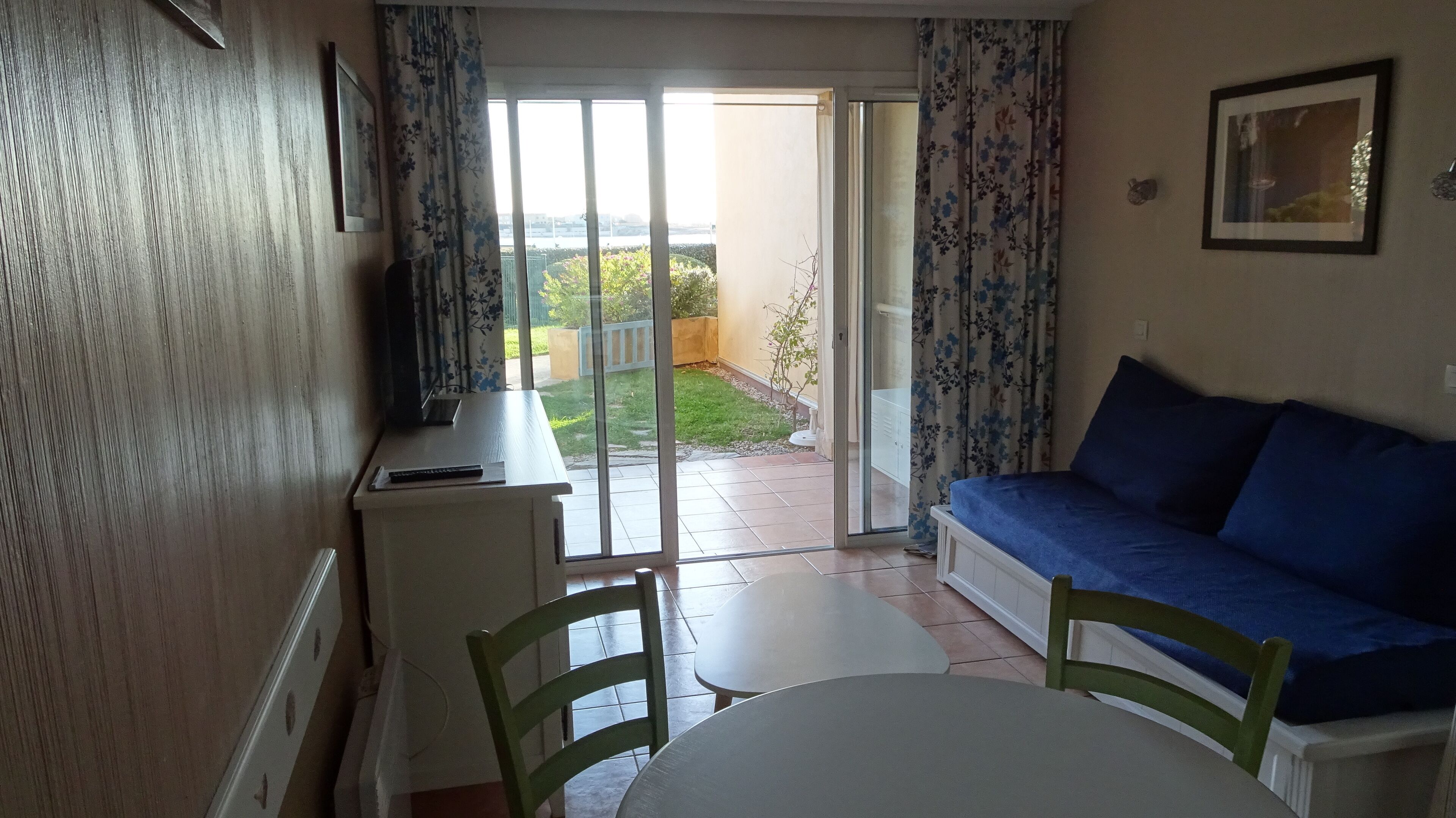 Très Beau T2 En Rez-de Jardin Arboré Avec Piscine, Vue Mer, Commerces Et Plage - Ollioules