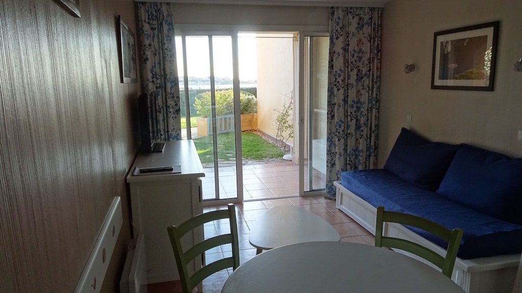 Très Beau T2 En Rez-de Jardin Arboré Avec Piscine, Vue Mer, Commerces Et Plage - Six-Fours-les-Plages