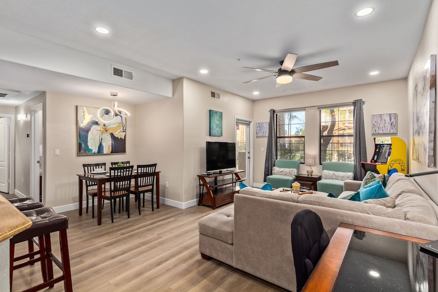 Quiet 1st Floor, Gated, Pool, Wi-fi, Free Parking, Gym - Phoenix, AZ