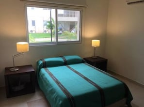 3 quartos, cortinas blackout, roupa de cama