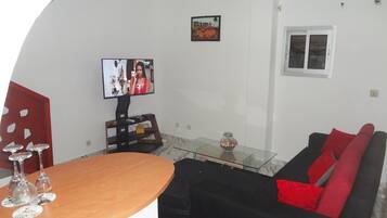 Dúplex Comfort, 1 cama queen-size, não fumadores | Sala de estar | Televisor plasma de 40 polegadas com canais via satélite, televisor